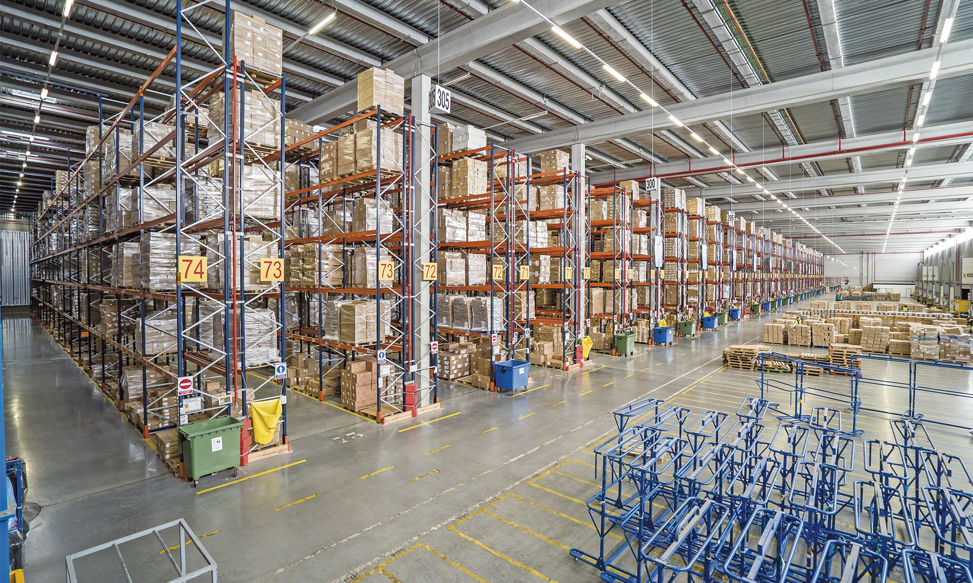 Caso práctico de estanterías selectivas para DHL España - Mecalux.com.co